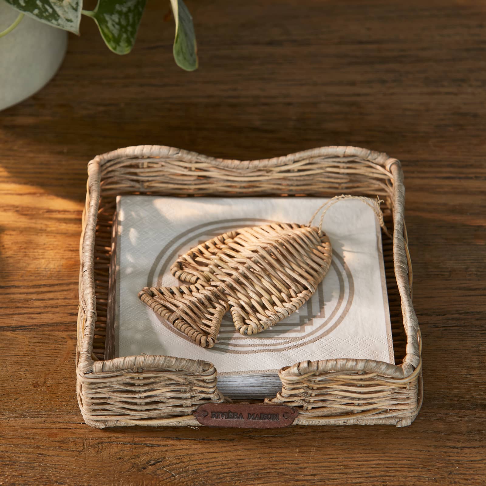 Rustic Rattan Fish Napkin Holder - RMshop - Rivièra Maison produkter på ...